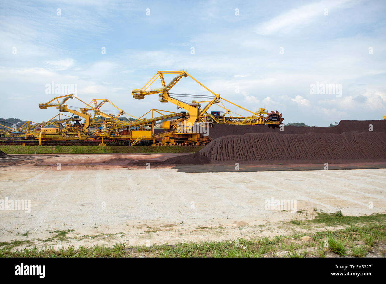 Iron ore stackers hi-res stock photography and images - Alamy