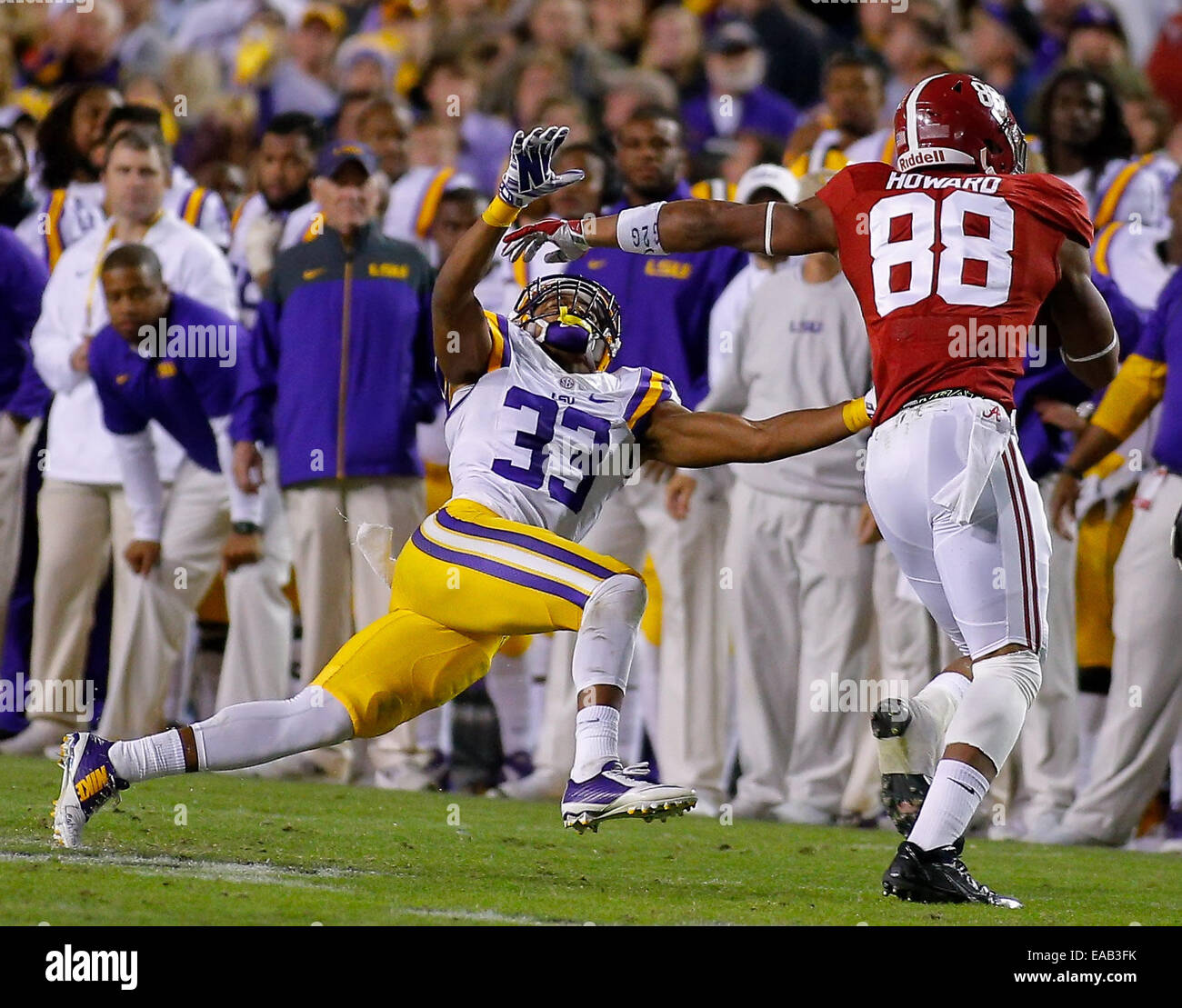 Alabama Crimson Tide tight end O.J. Howard (88) pushes LSU Tigers ...