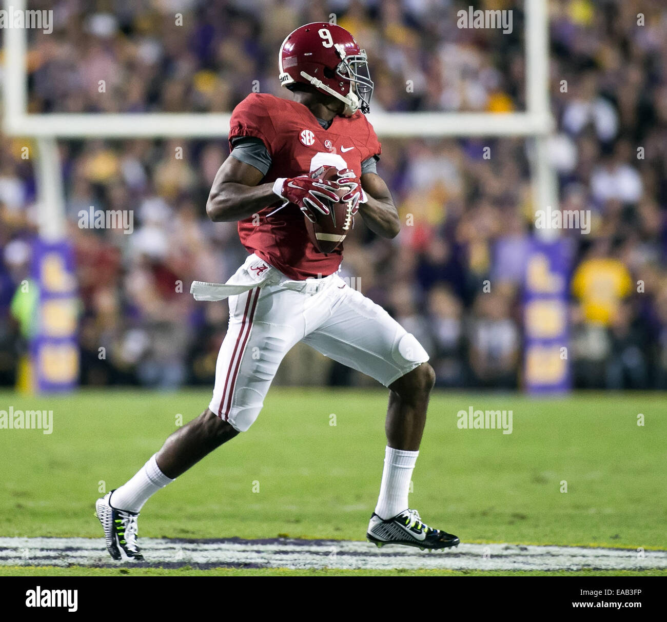 Alabama Crimson Tide quarterback Blake Sims (6) breaks free to make a ...