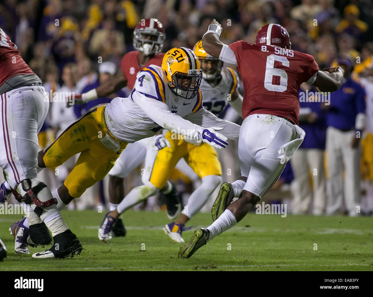 Alabama Crimson Tide quarterback Blake Sims (6) breaks free to make a ...