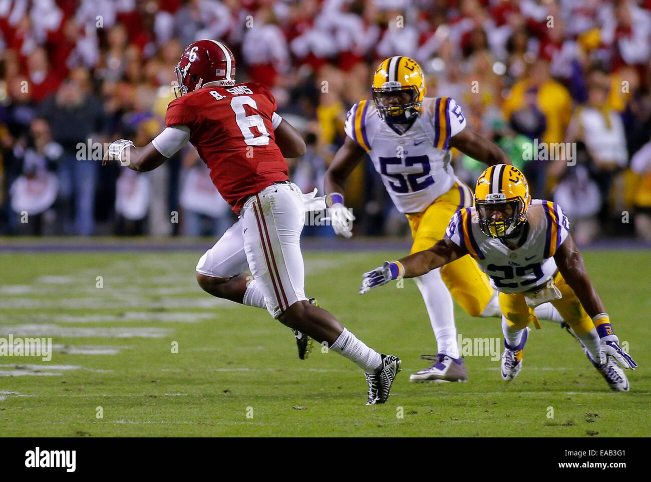 Alabama Crimson Tide quarterback Blake Sims (6) breaks free to make a ...
