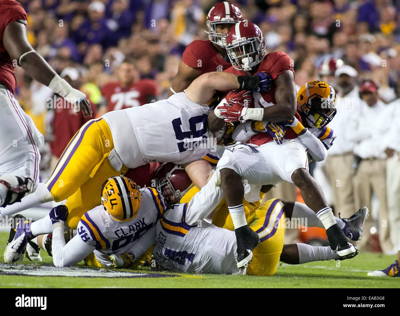 LSU Tigers linebacker Kwon Alexander (4) makes a diving tackle on ...