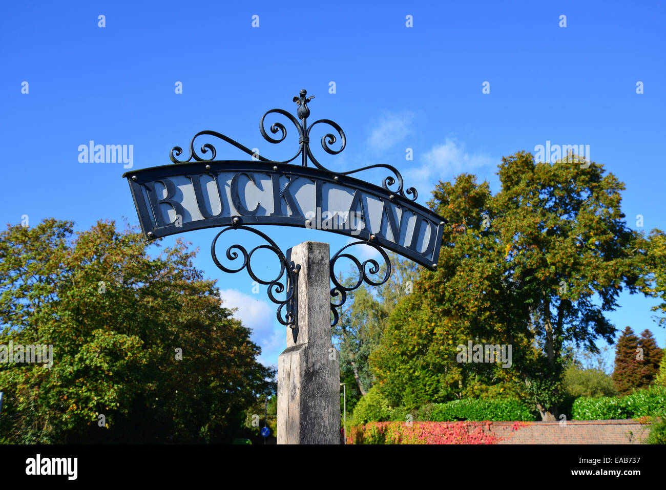 Village sign surrey england hi-res stock photography and images - Alamy