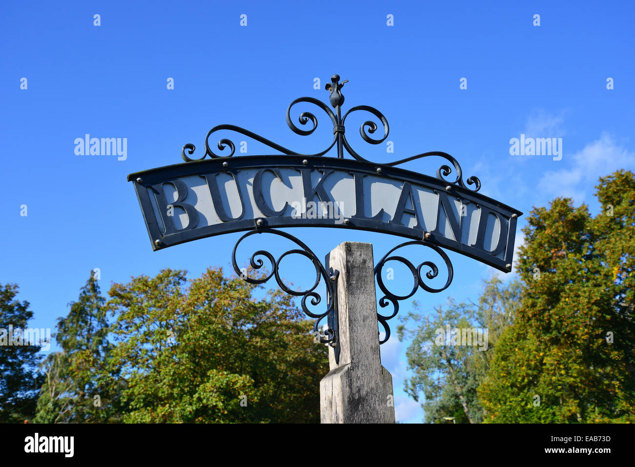 Surrey village sign hi-res stock photography and images - Alamy
