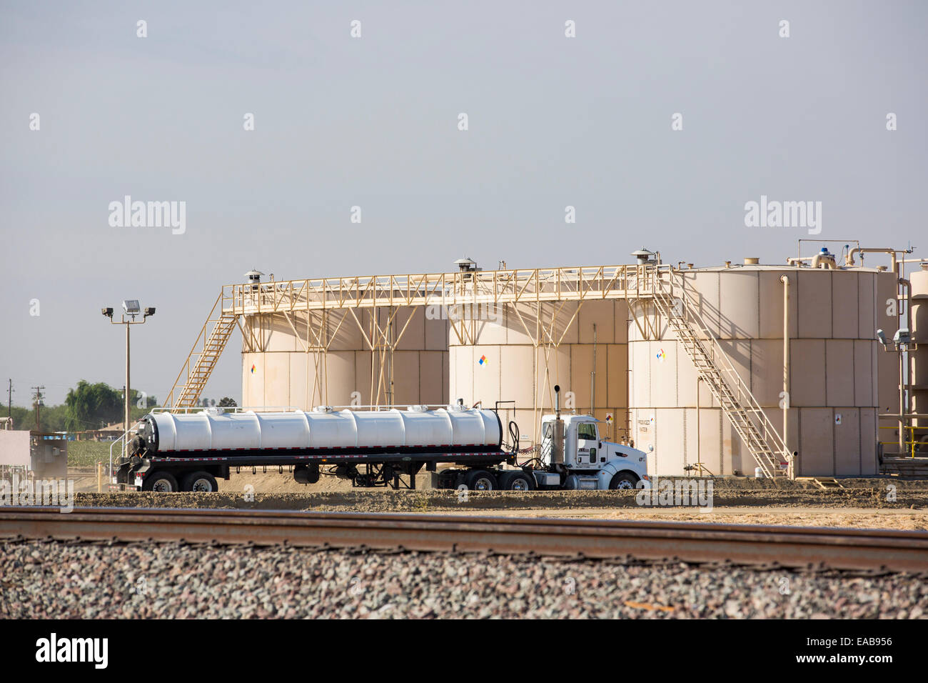 A fracking site being fracked near Wasco in California's Central Valley ...
