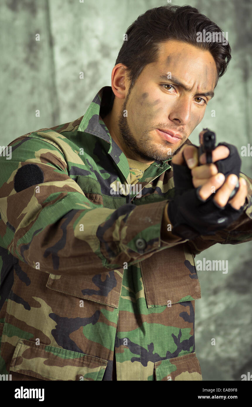 Hand gun pointing target hi-res stock photography and images - Alamy