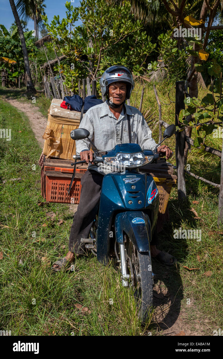 Man transporting goods hi-res stock photography and images - Alamy