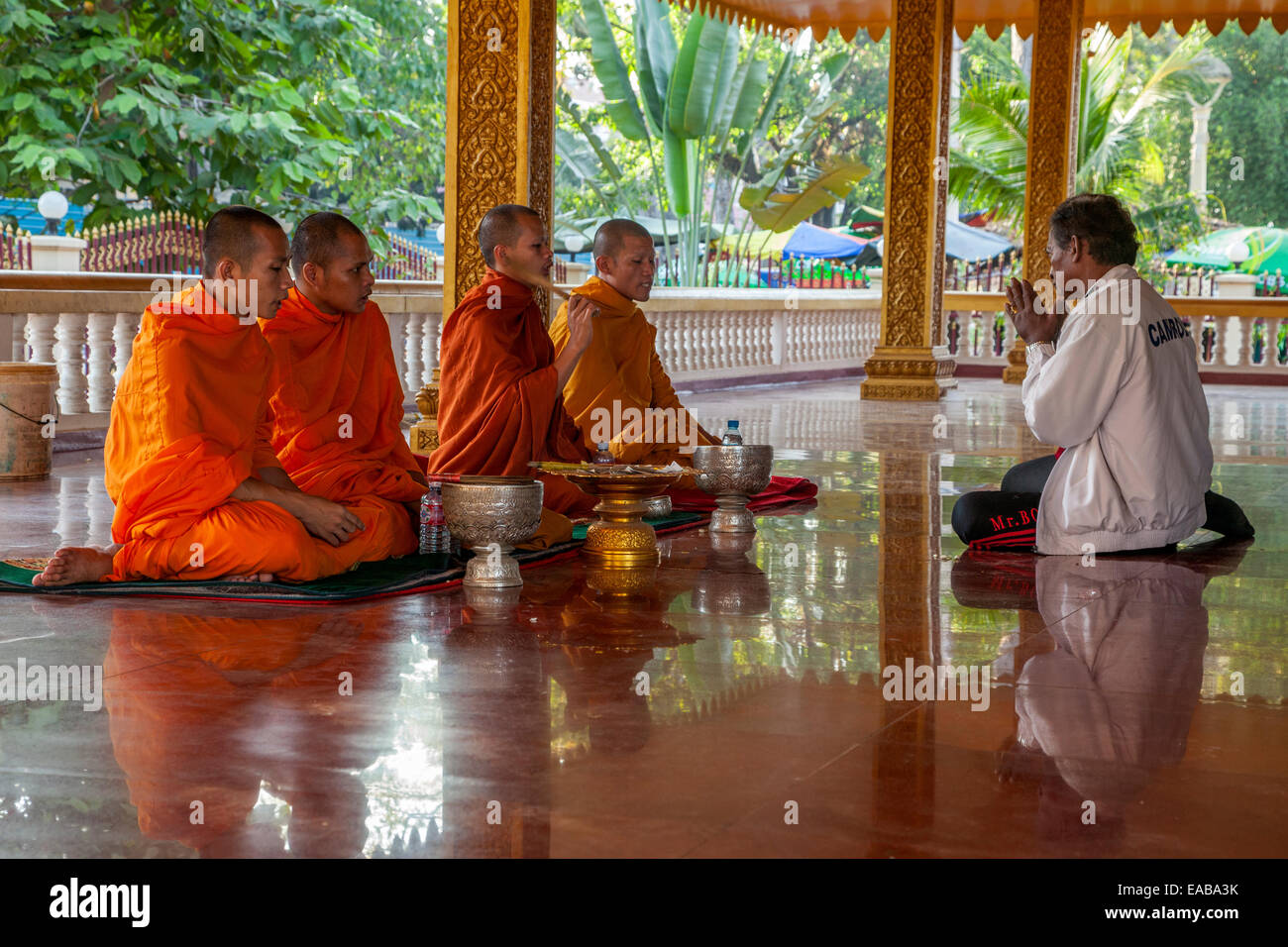 Blessing monk hi-res stock photography and images - Alamy