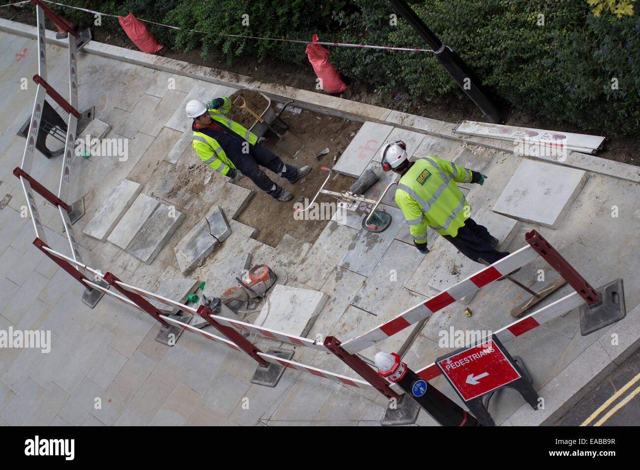 Pavoirs fixing repairing cracked pavement in central London Stock Photo ...