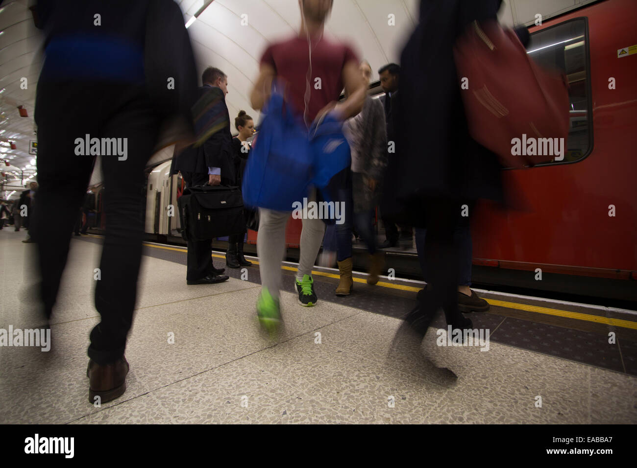 London underground tube passengers disembark train at station Stock ...
