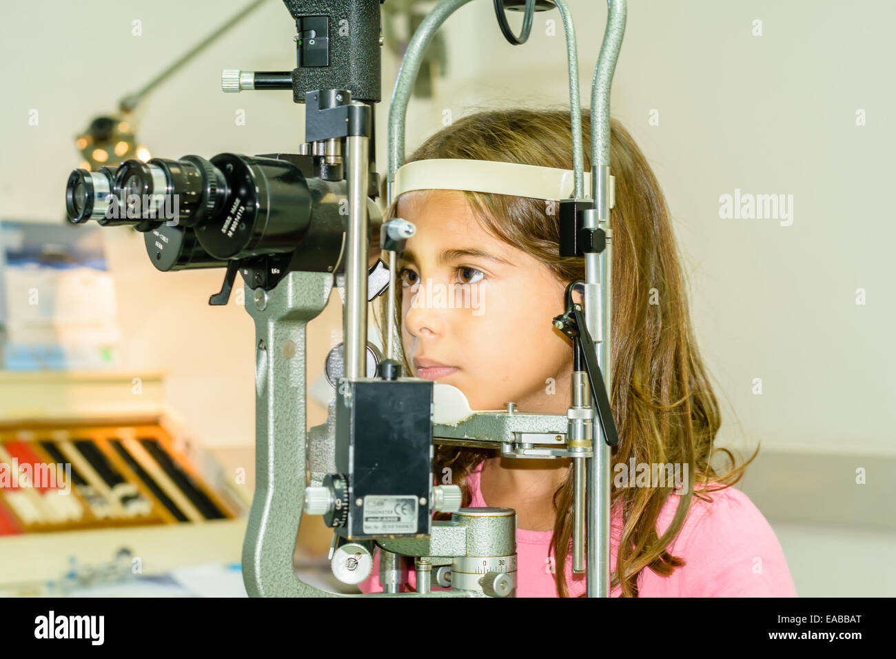 Child eye exam Stock Photo - Alamy