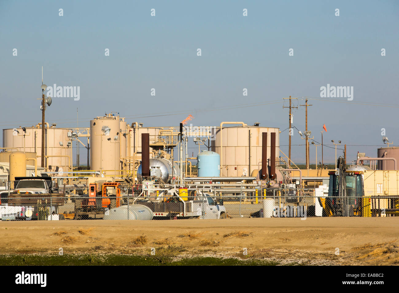 A fracking site being fracked near Wasco in California's Central Valley ...