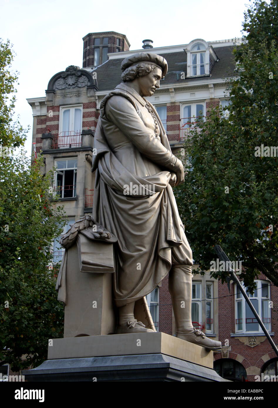 Large bronze Rembrandt Statue at Rembrandtplein, inner city of ...