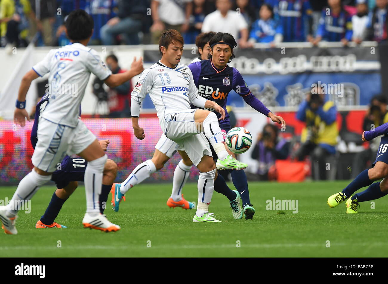 Saitama, Japan. 8th Nov, 2014. Hiroyuki Abe (Gamba), Kosei Shibasaki (Sanfrecce) Football/Soccer ...