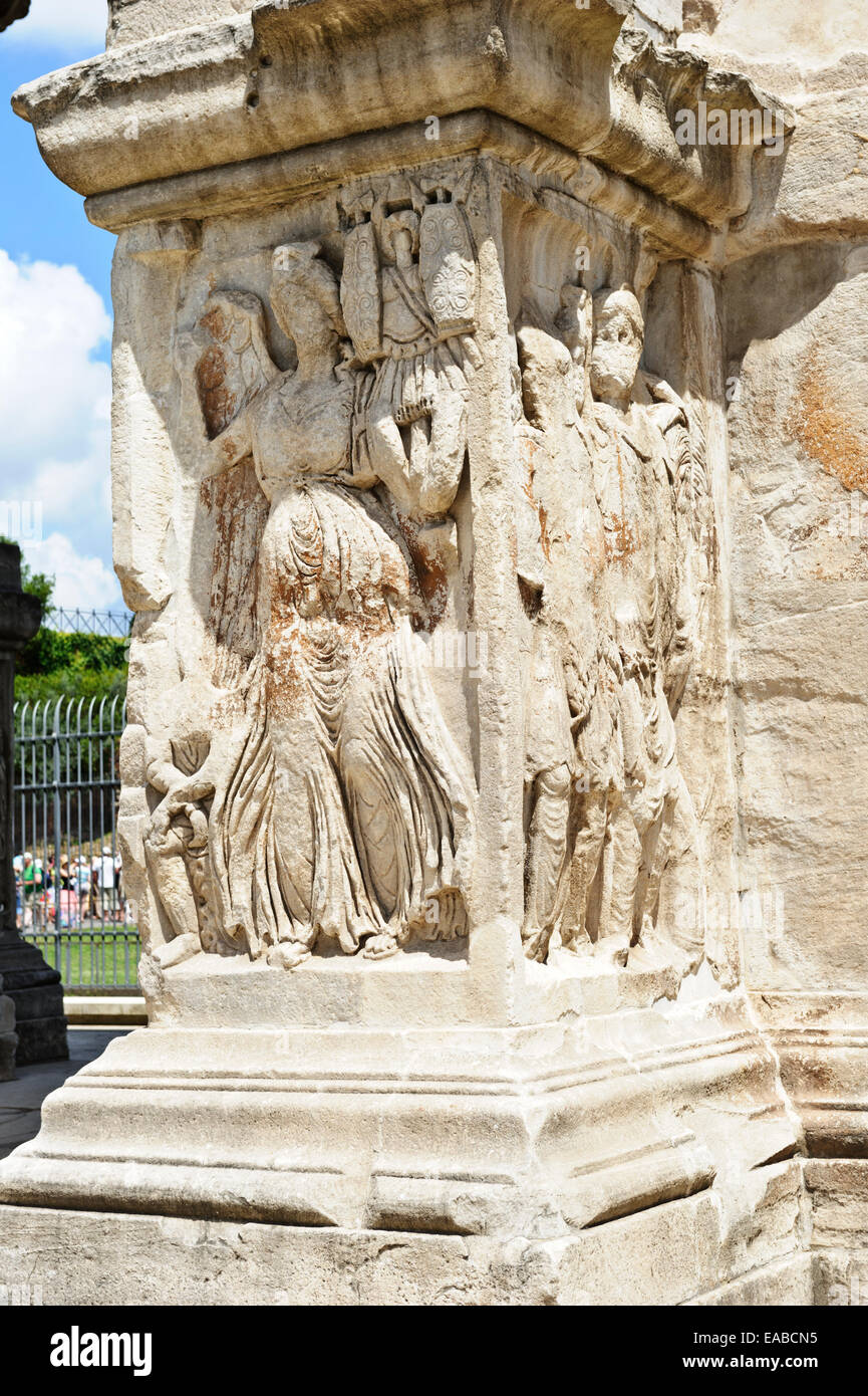 Stone carvings of figures on the wall of the Arch of Constantine, Rome ...