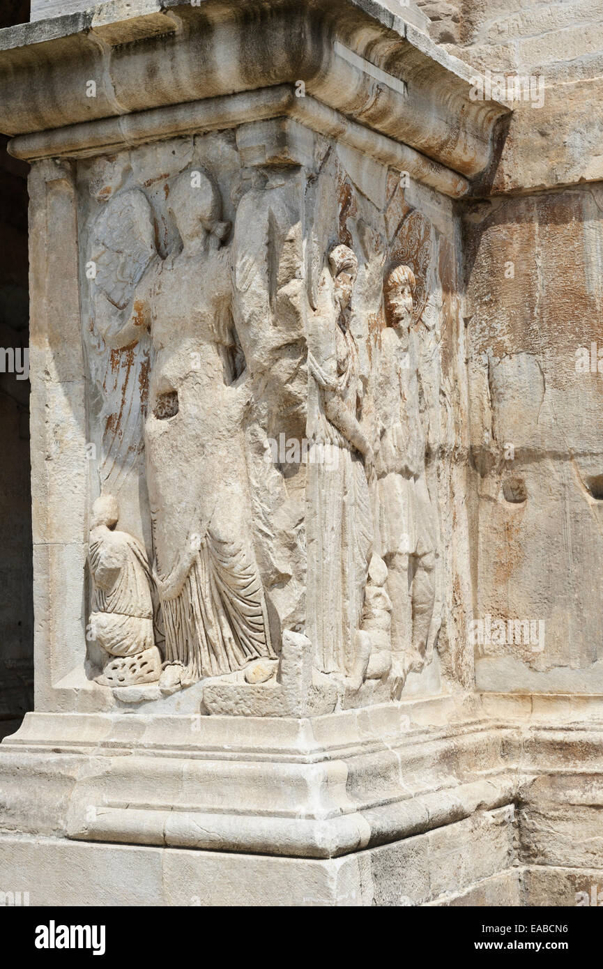 Stone carvings of figures on the wall of the Arch of Constantine, Rome ...