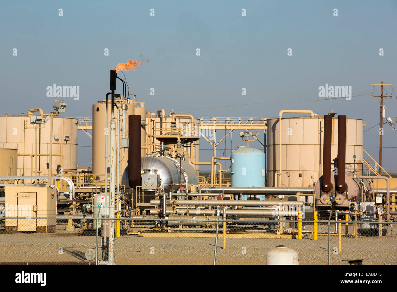 A fracking site being fracked near Wasco in California's Central Valley ...