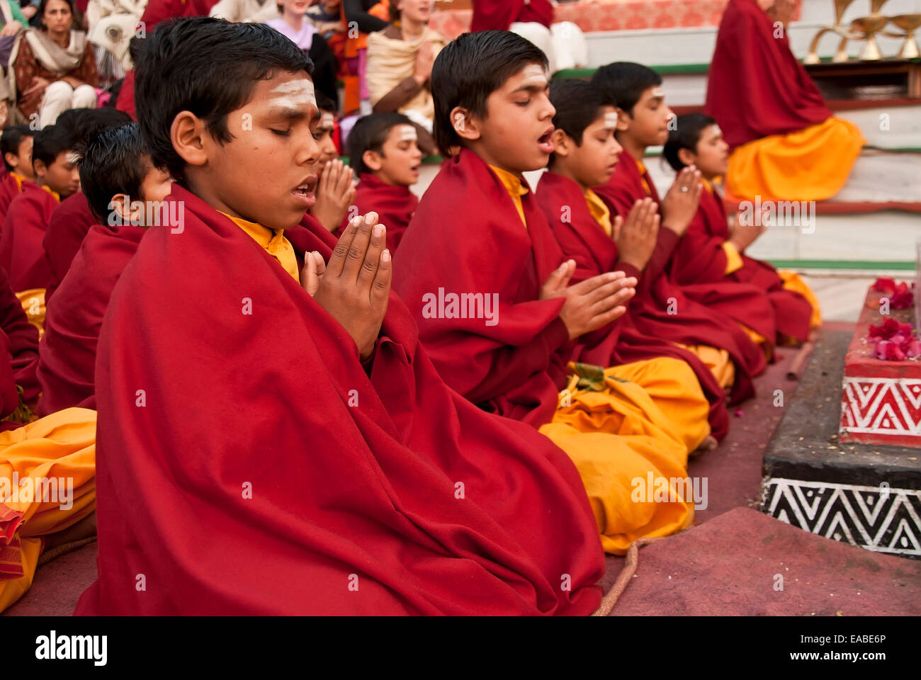 Row of monks praying hi-res stock photography and images - Alamy