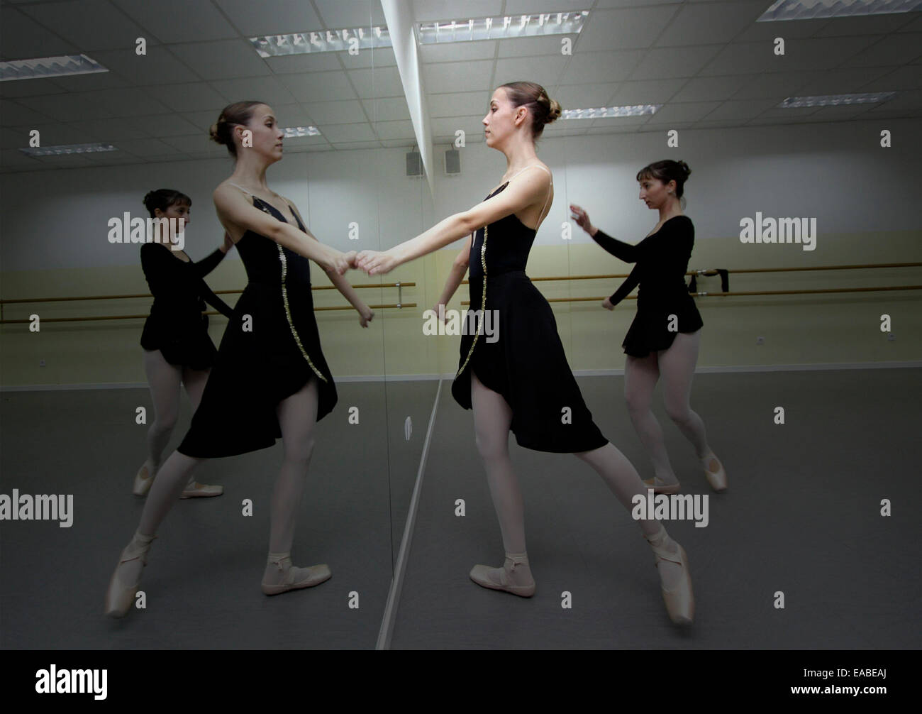 Girls Dancers Dancing Can Can Stock Photos & Girls Dancers Dancing Can ...