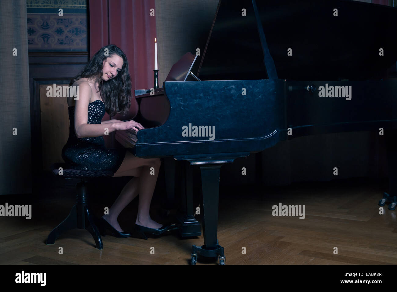 indoor portrait of a young female piano player Stock Photo - Alamy