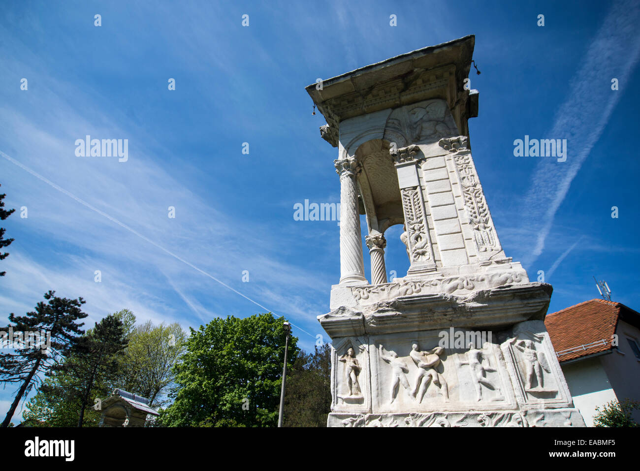 Roman monuments hi-res stock photography and images - Alamy