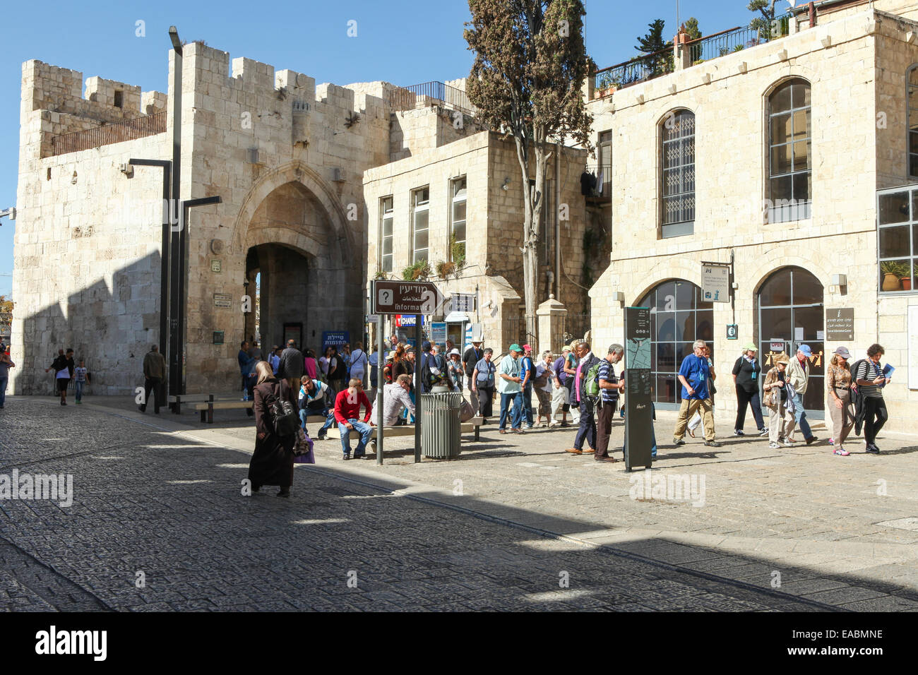Tourists at Jaffa gate Jerusalem Stock Photo - Alamy