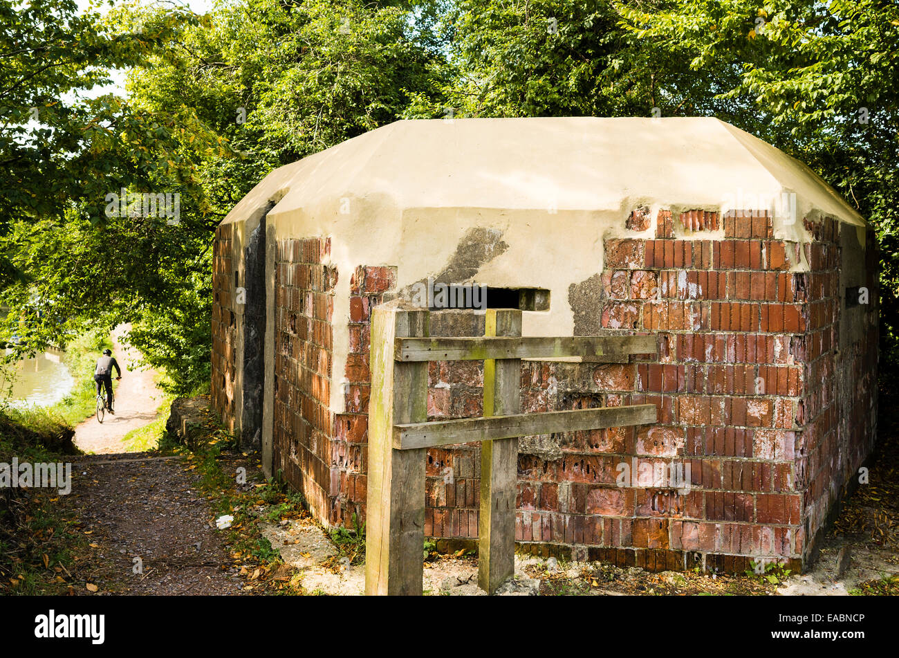 Olde WWII defensive Pillbox by the Kennet & # Avon canal in Devizes UK ...
