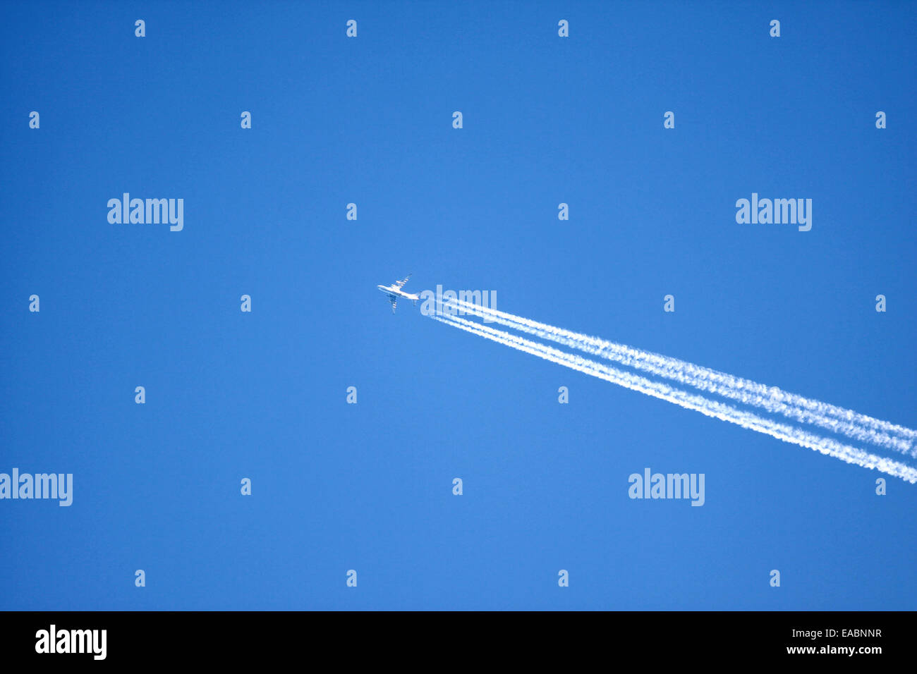 Airplane trace hi-res stock photography and images - Alamy