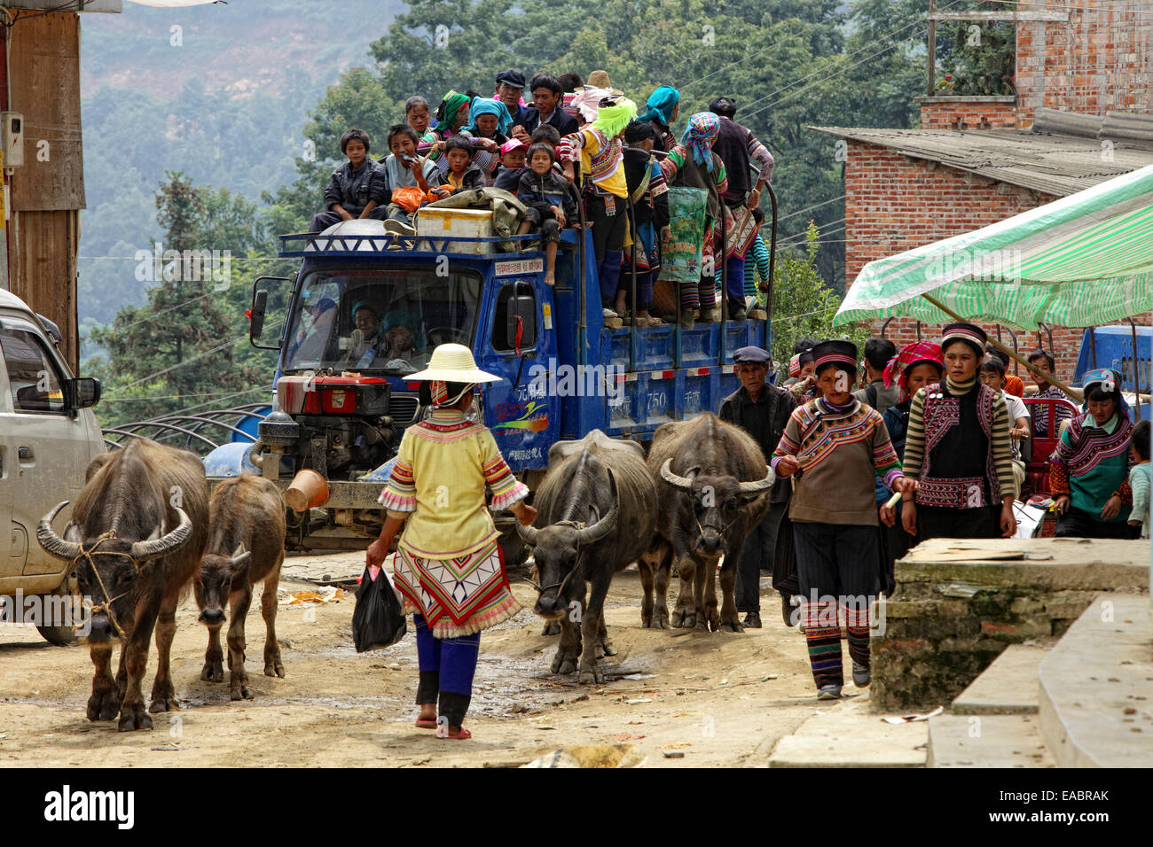 China Yunnan Yuanyang crowded street market in Niu Jiao Zhai Village ...