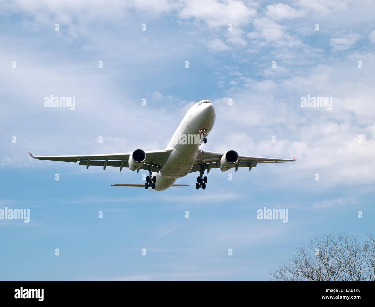 Airplane landing hi-res stock photography and images - Alamy