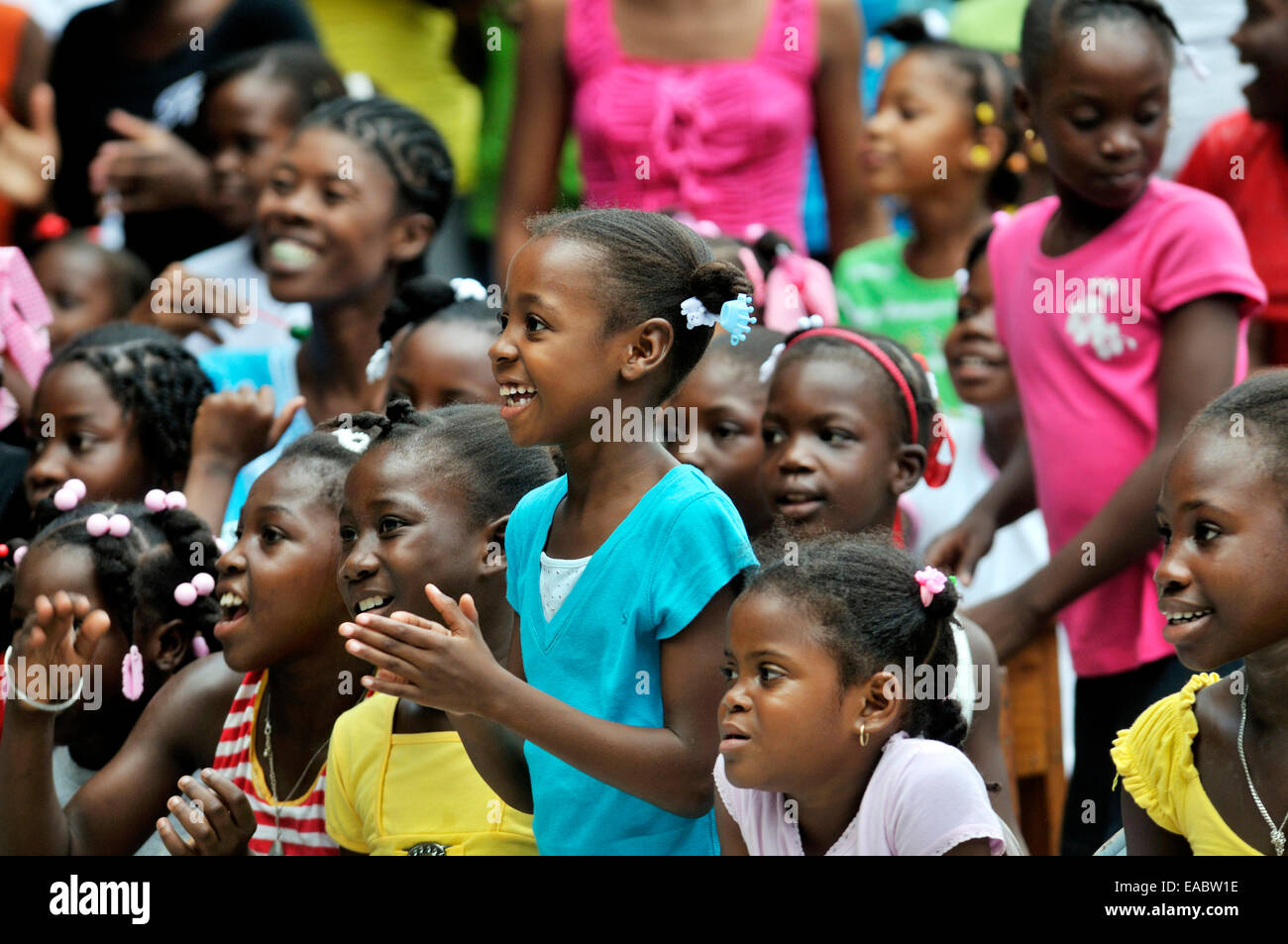 Audience clapping children hi-res stock photography and images - Alamy