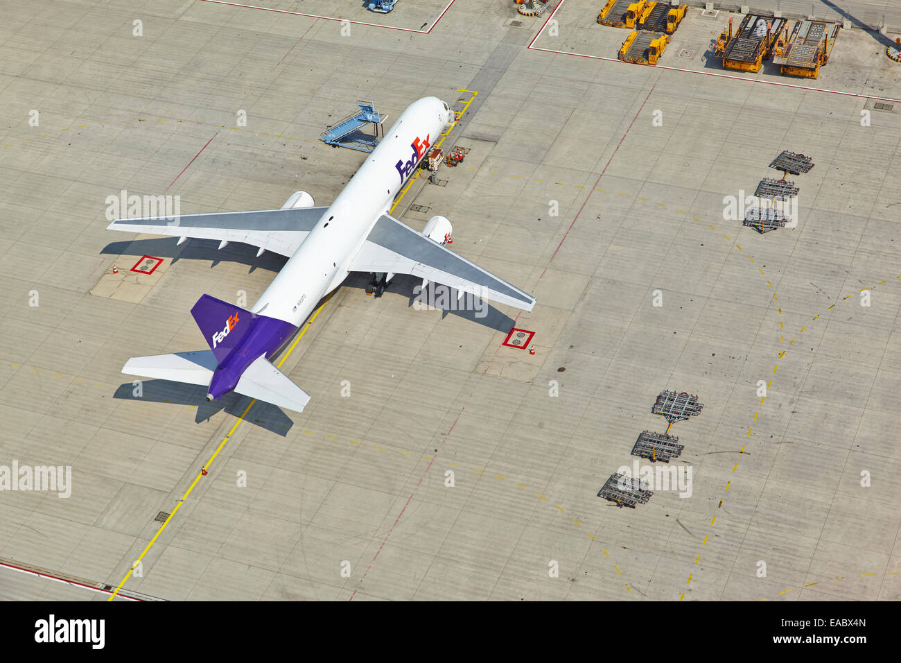 Fedex loading plane hi-res stock photography and images - Alamy