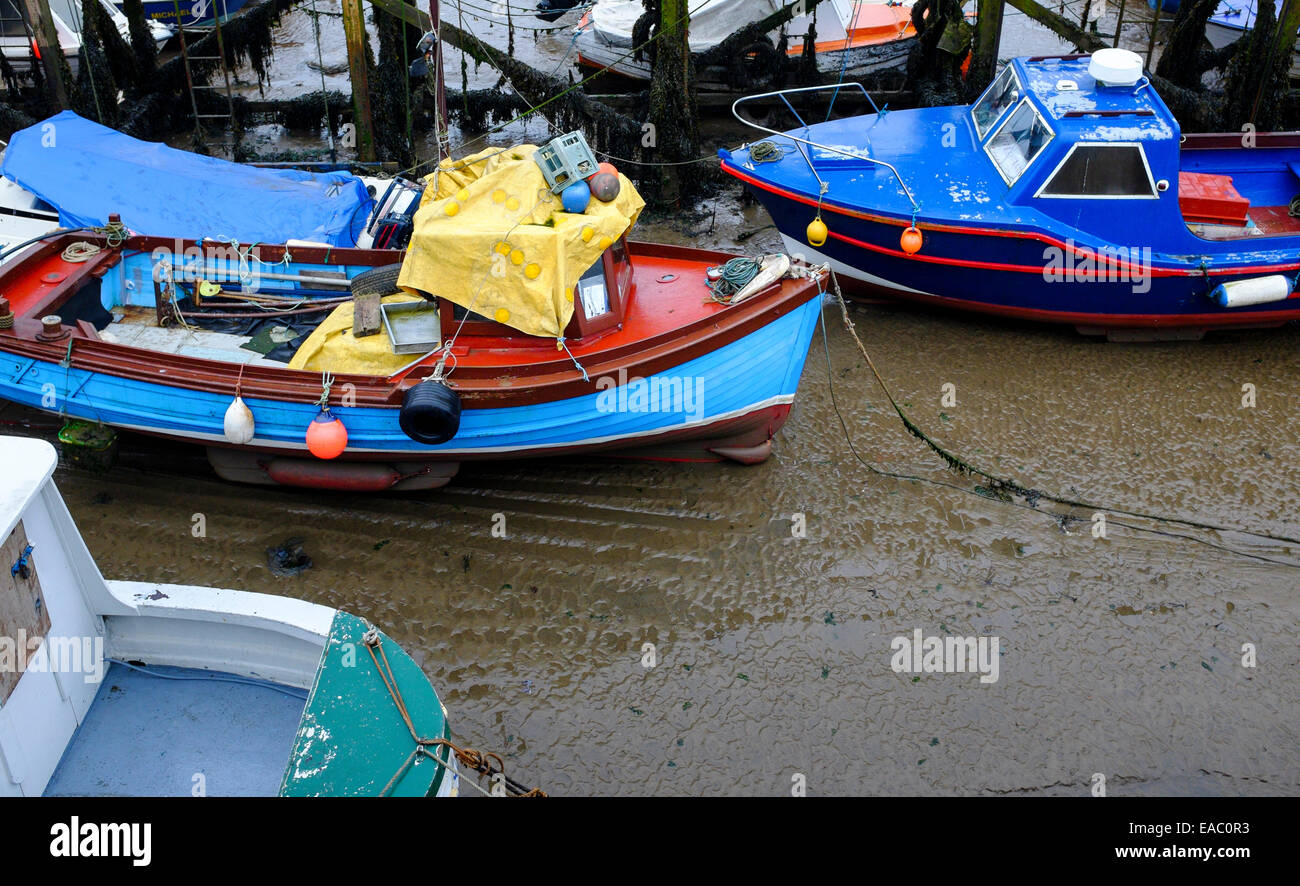 Stranded boat hi-res stock photography and images - Alamy