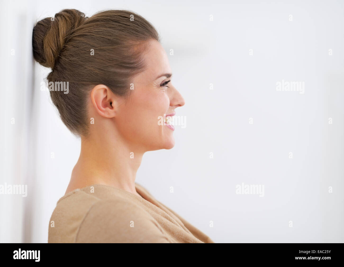 Profile portrait of smiling young woman Stock Photo - Alamy