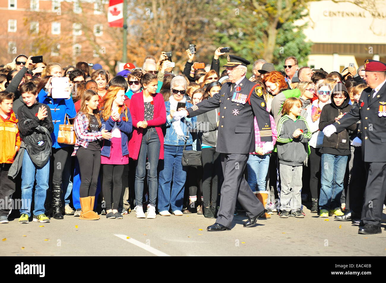 London crowds pay respect hi-res stock photography and images - Alamy London crowds pay respect hi-res stock photography and images - Alamy