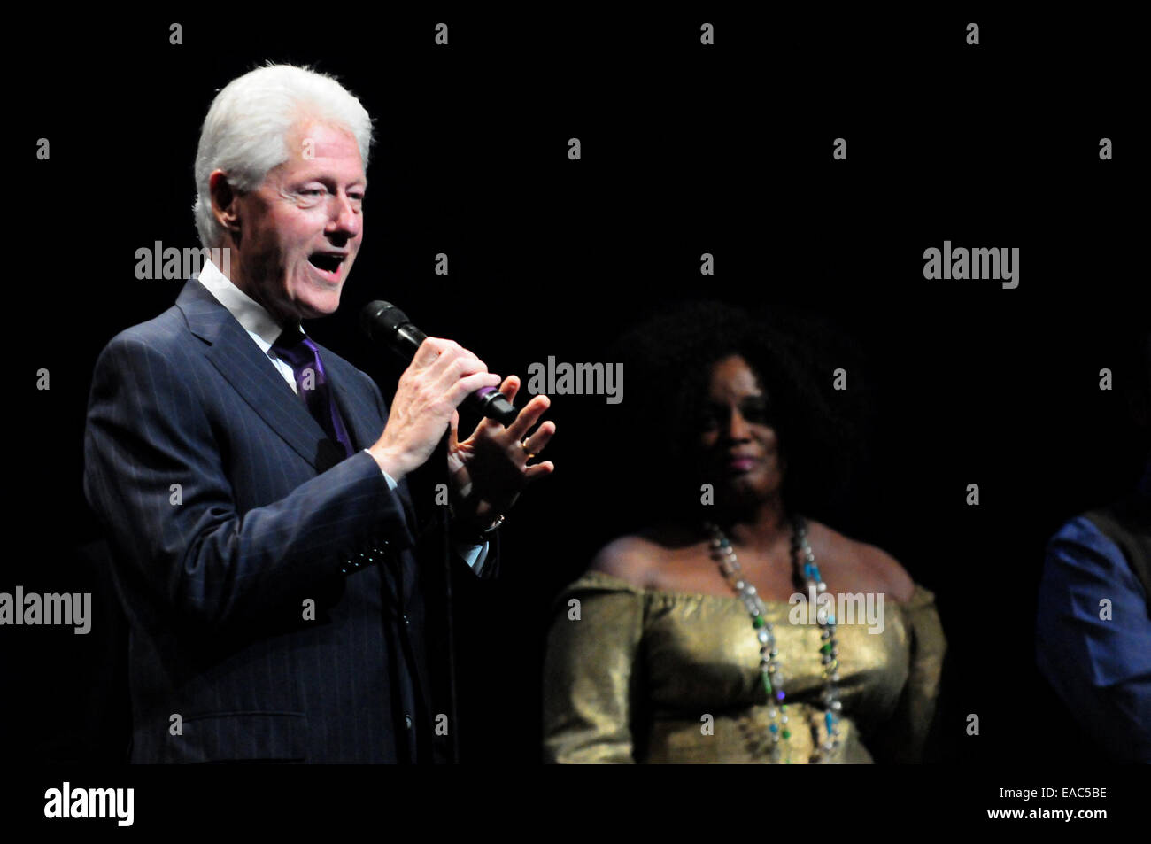 Bill clinton on stage hi-res stock photography and images - Alamy