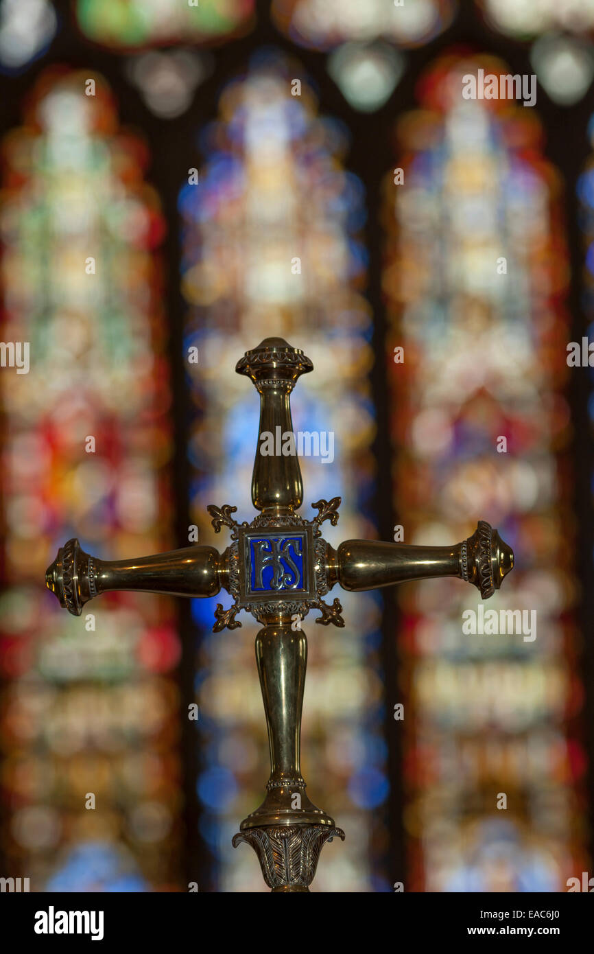 Stained glass window cross hi-res stock photography and images - Alamy