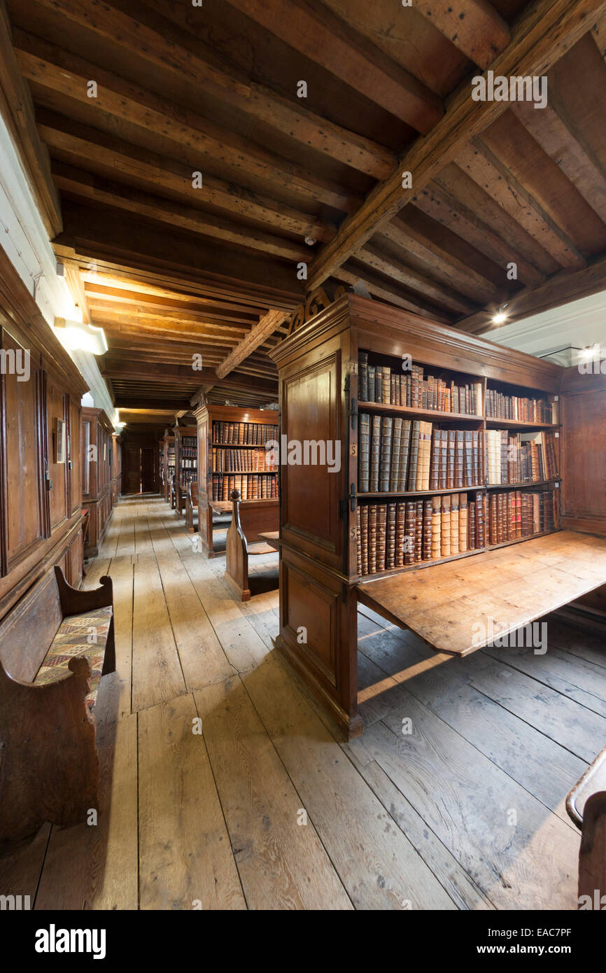 Chained books in library hi-res stock photography and images - Alamy