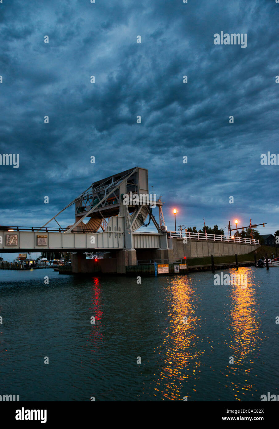 Draw bridge drawbridge road hi-res stock photography and images - Alamy