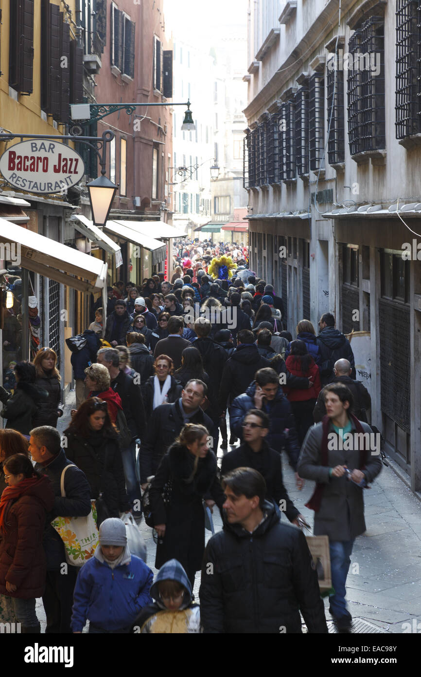 Crowd in venice hi-res stock photography and images - Alamy
