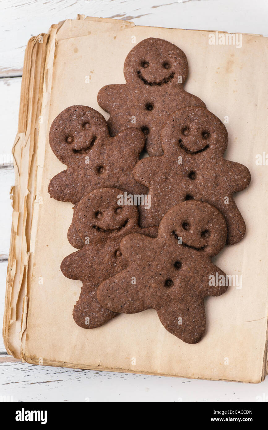 Gingerbread men on vintage cookbook Stock Photo - Alamy