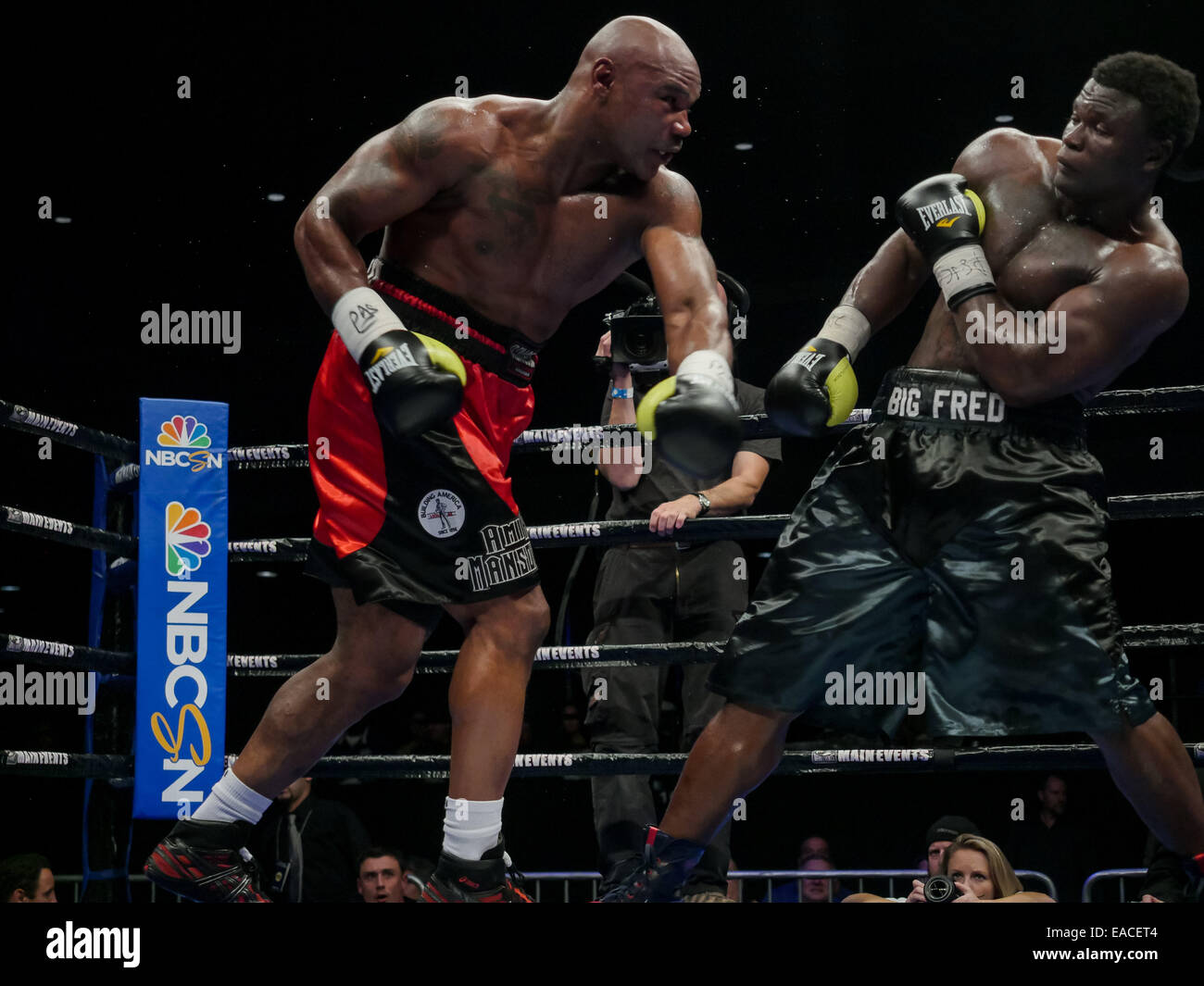 Bethlehem, Pennsylvania, USA. 8th Nov, 2014. AMIR MANSOUR (red trunks ...