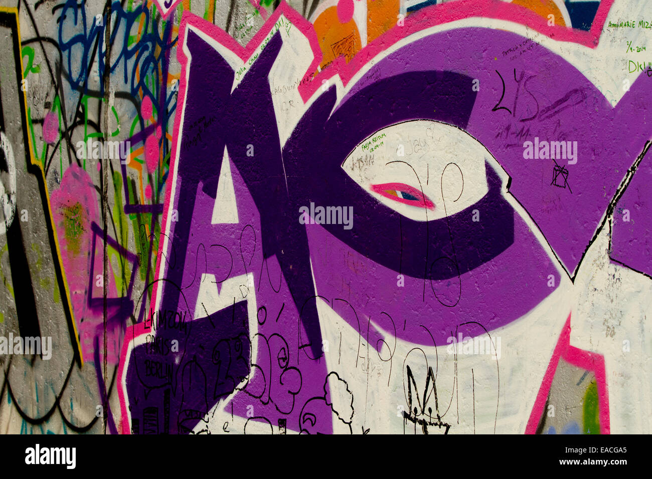 Graffiti street art tags a o eye Berlin wall Stock Photo - Alamy