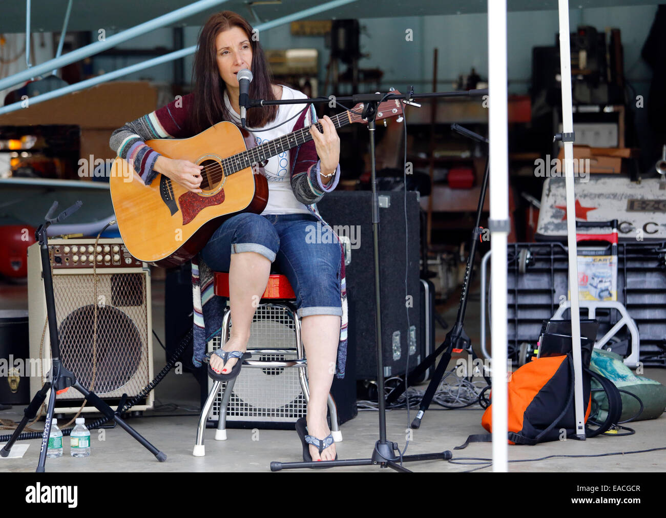 Woman singer guitar hi-res stock photography and images - Alamy