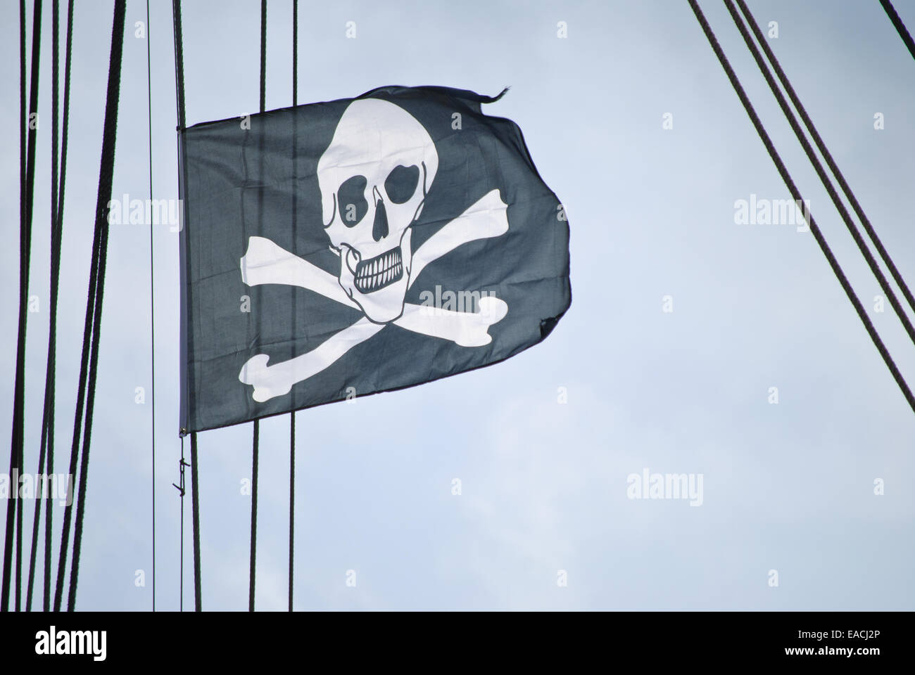 Pirate ship flag hi-res stock photography and images - Alamy