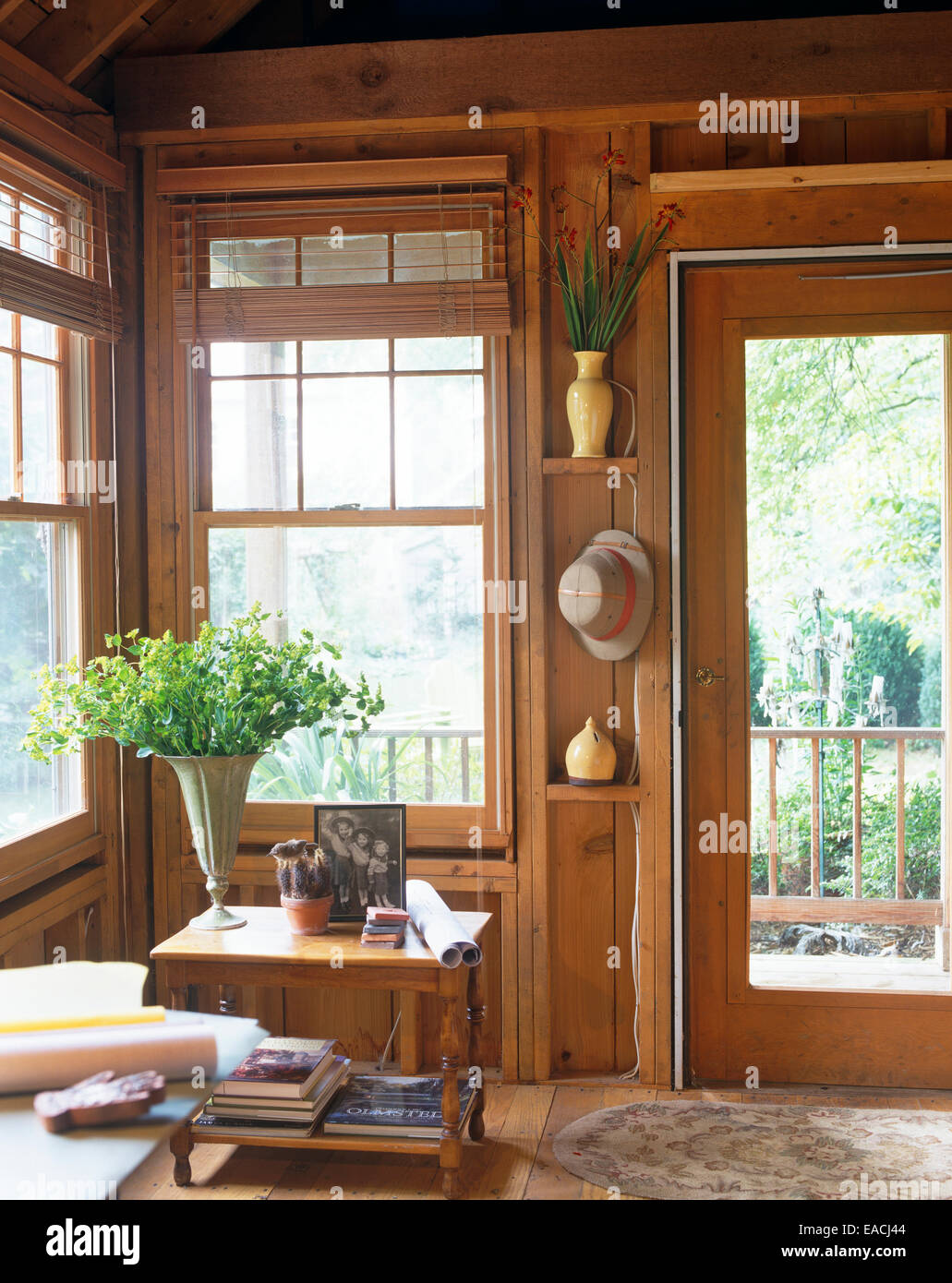 Garden Study cabin Stock Photo - Alamy