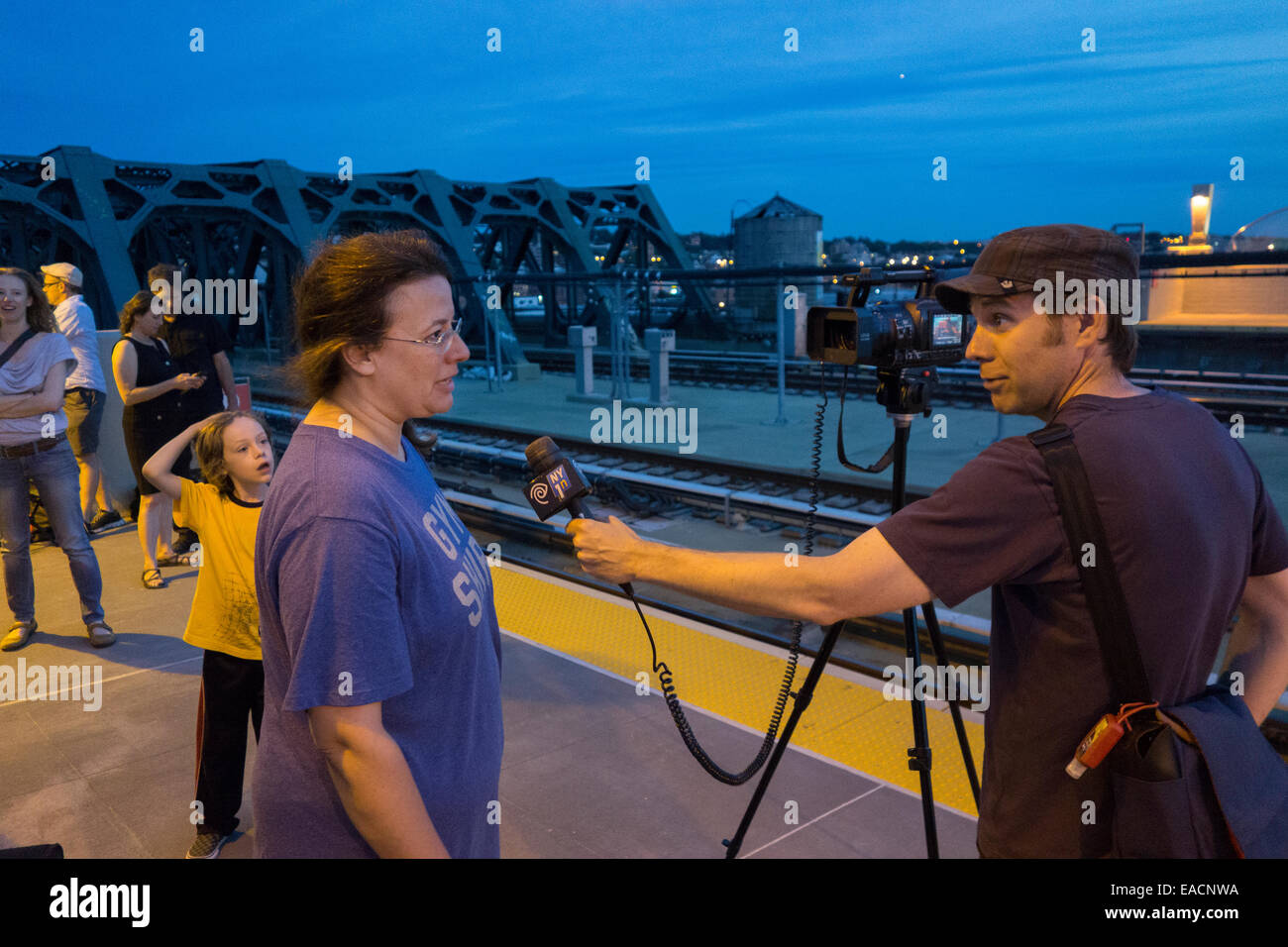 Reporter Street Interview Stock Photos & Reporter Street Interview Stock Images - Alamy