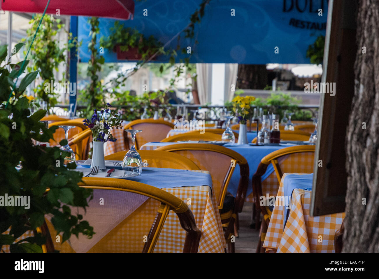 Decorative tables hi-res stock photography and images - Alamy