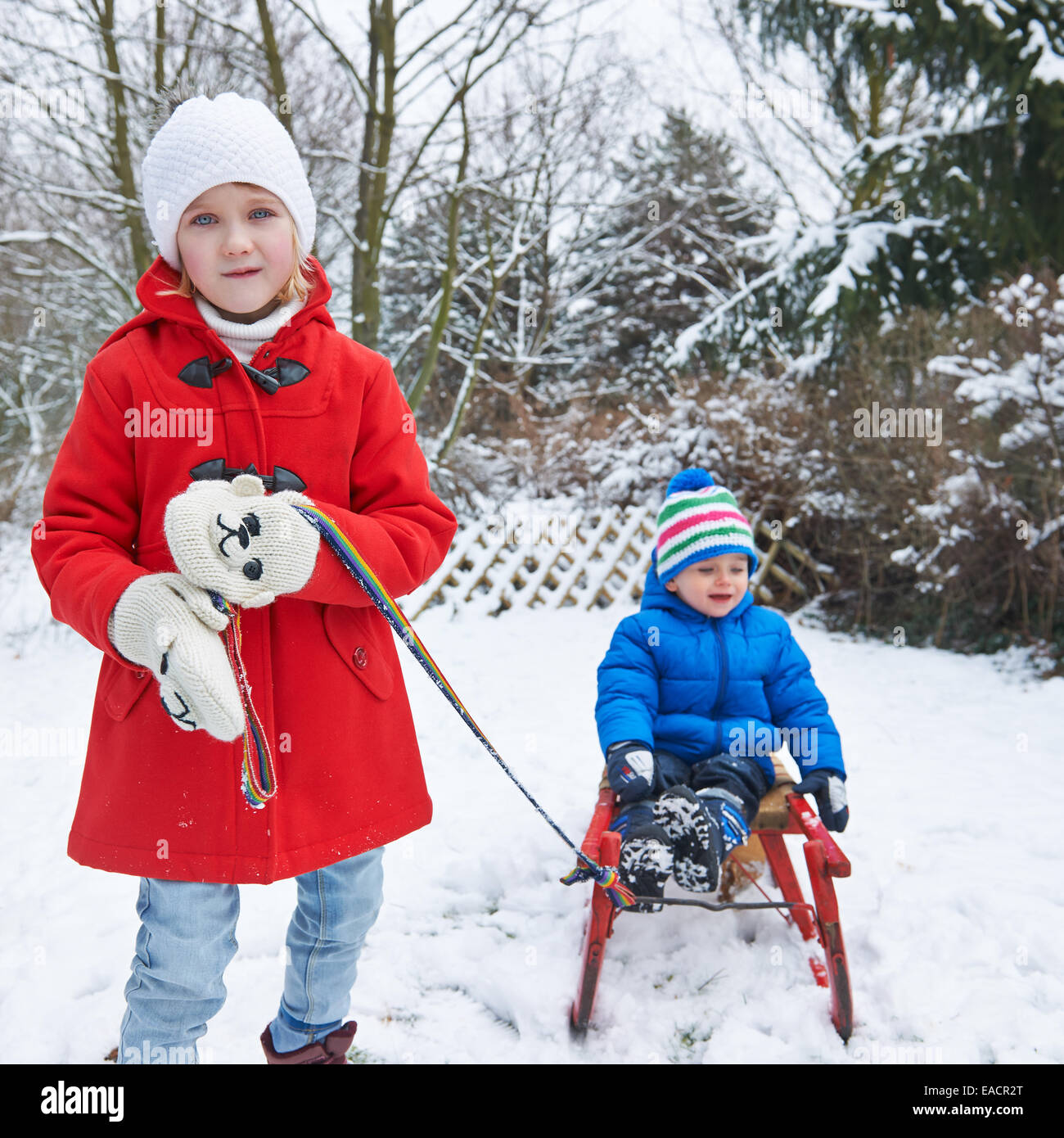 Children outside in winter hi-res stock photography and images - Alamy