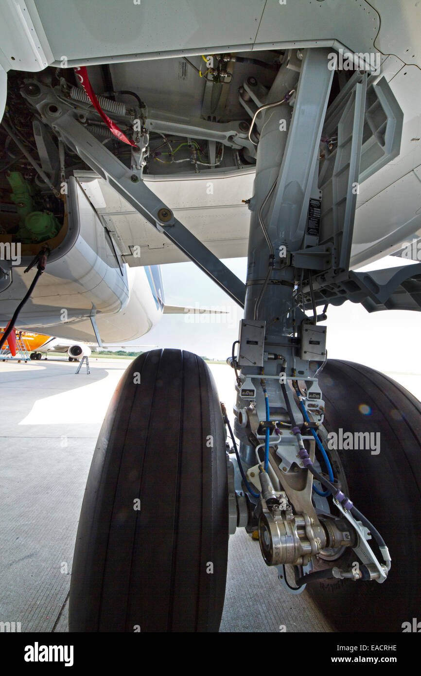 Aircraft wheels hi-res stock photography and images - Alamy